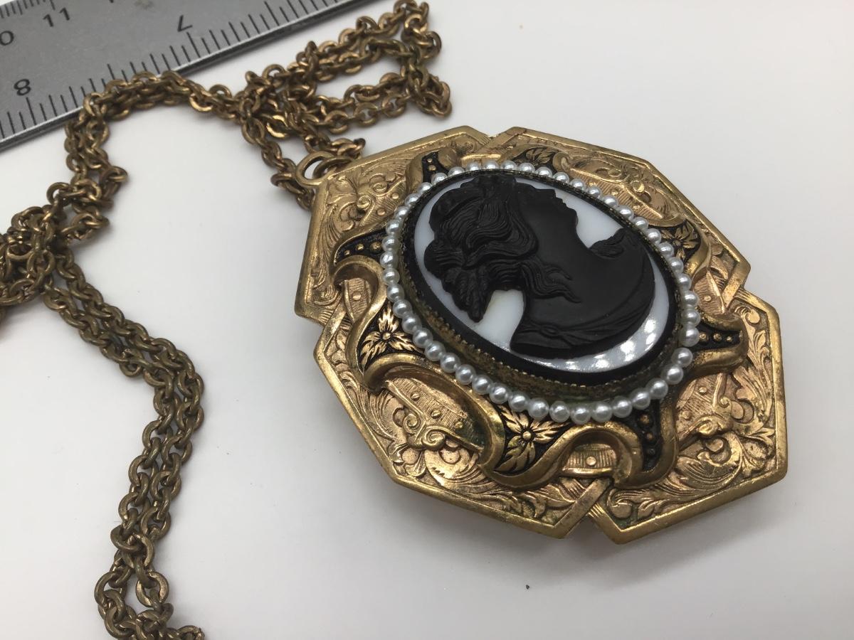 Vintage Dual Photo Cameo Locket and Chain. | EstateSales.org