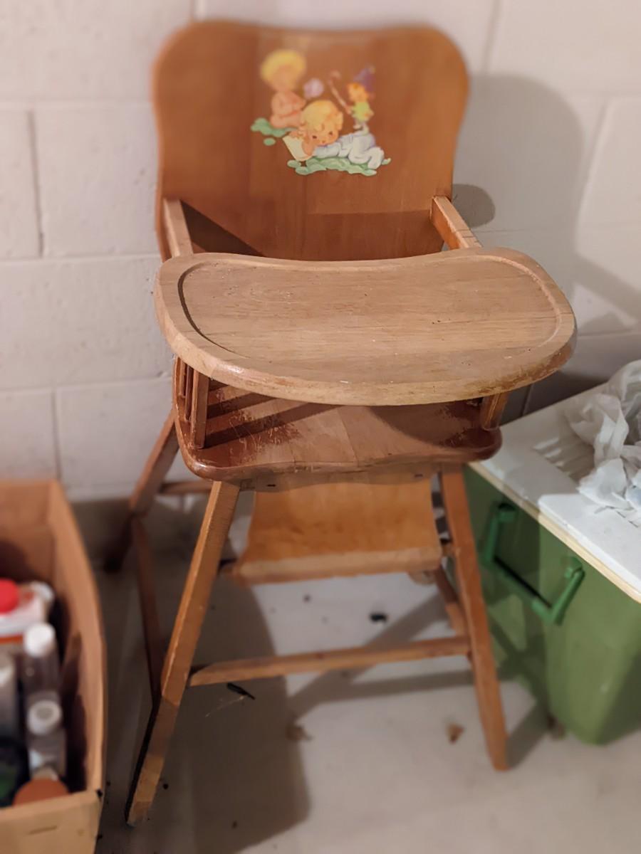 Cute Vintage High Chair | EstateSales.org