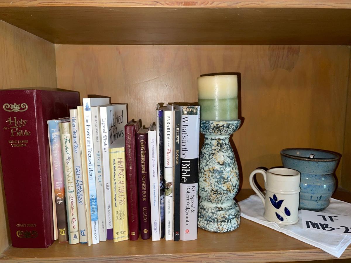 Primitive Decor & Books | EstateSales.org