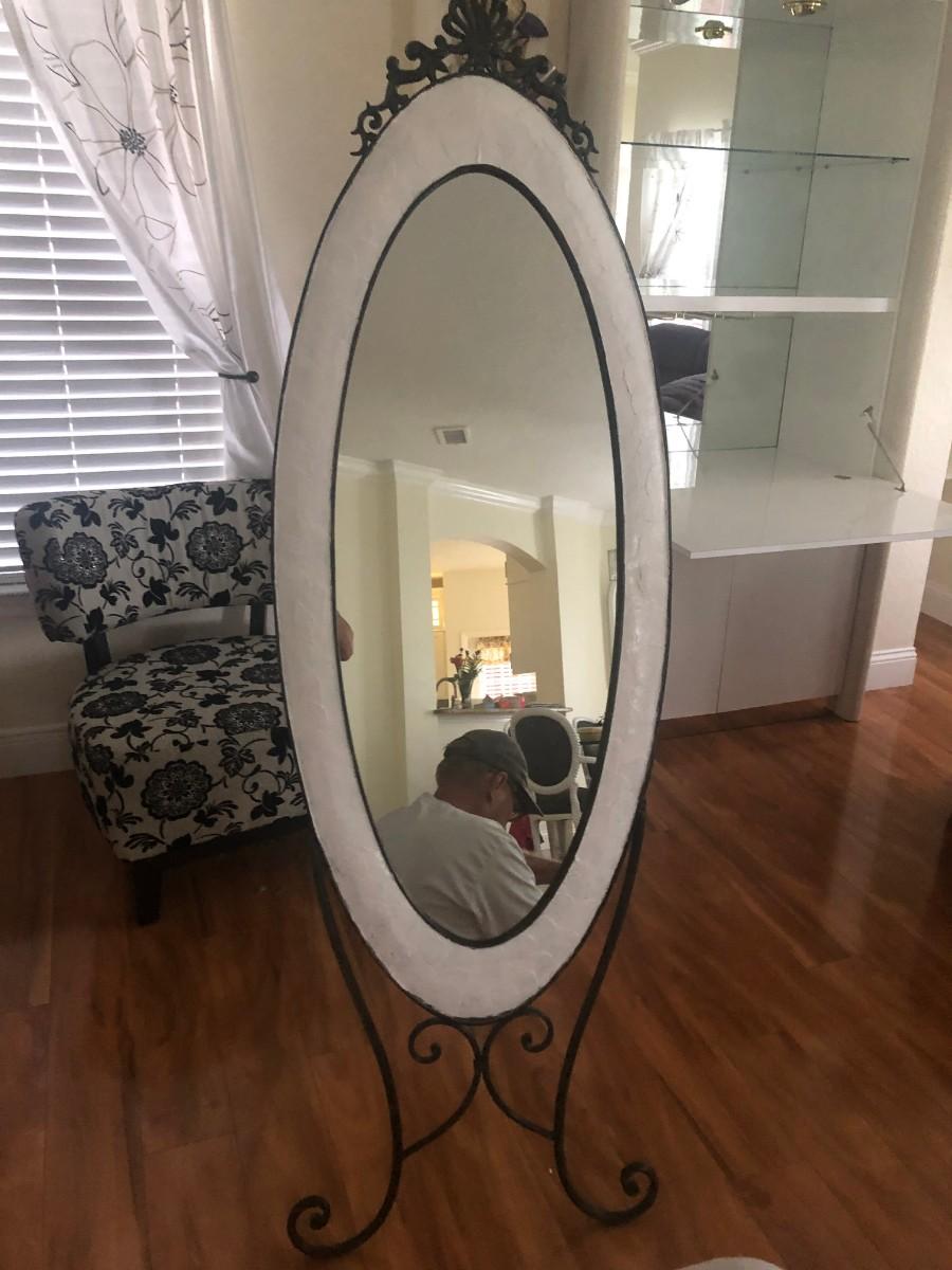 Free standing Mirro | EstateSales.org