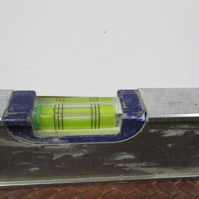 4 Foot Level | EstateSales.org