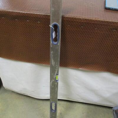 4 Foot Level | EstateSales.org