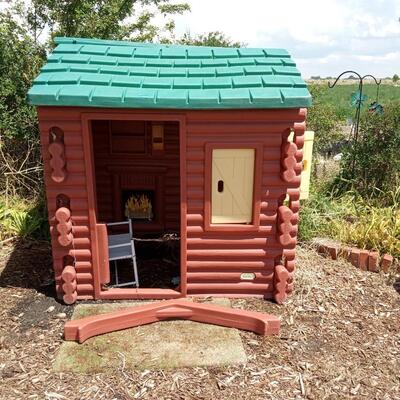 LOT 314 LITTLE TIKES PLASTIC LOG CABIN PLAYHOUSE (OB) | EstateSales.org