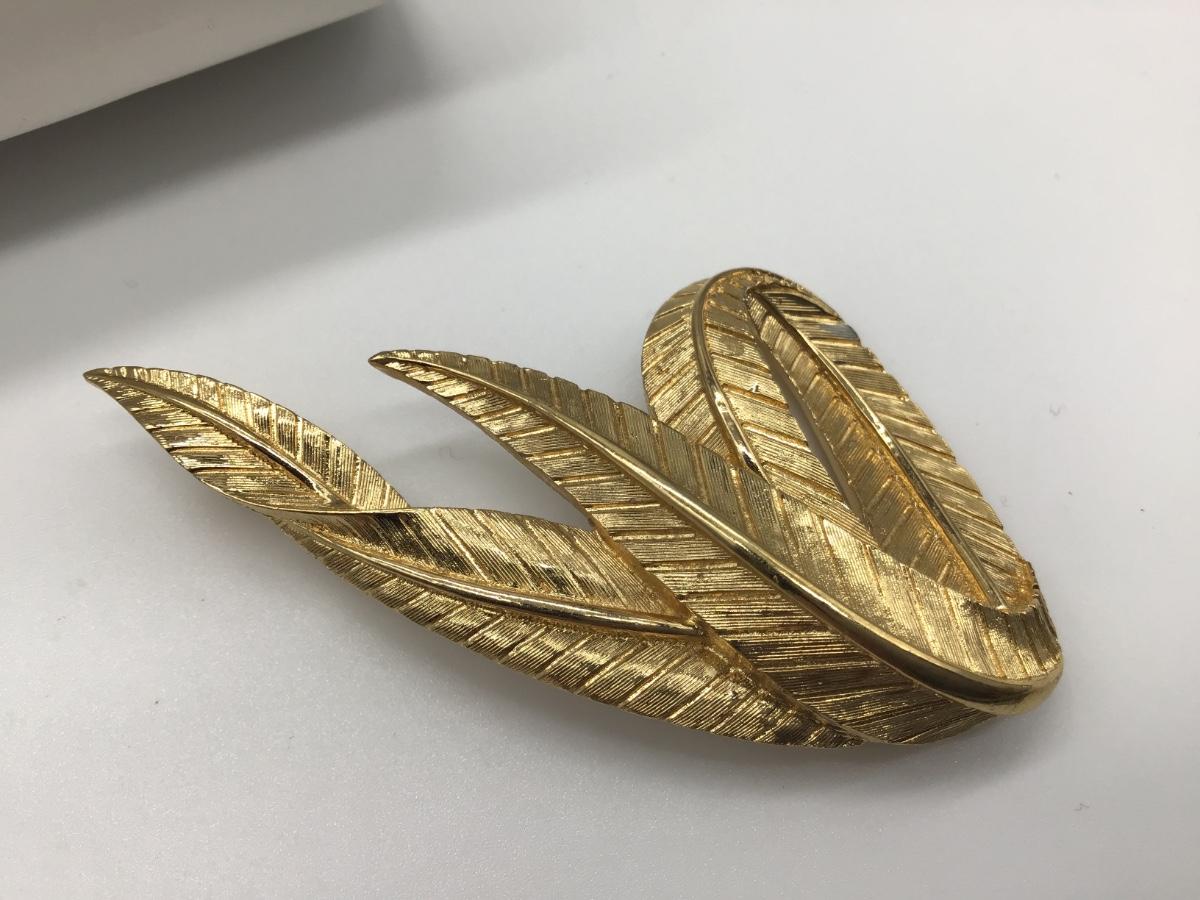 Beautiful Monet Gold Tone Brooch | EstateSales.org