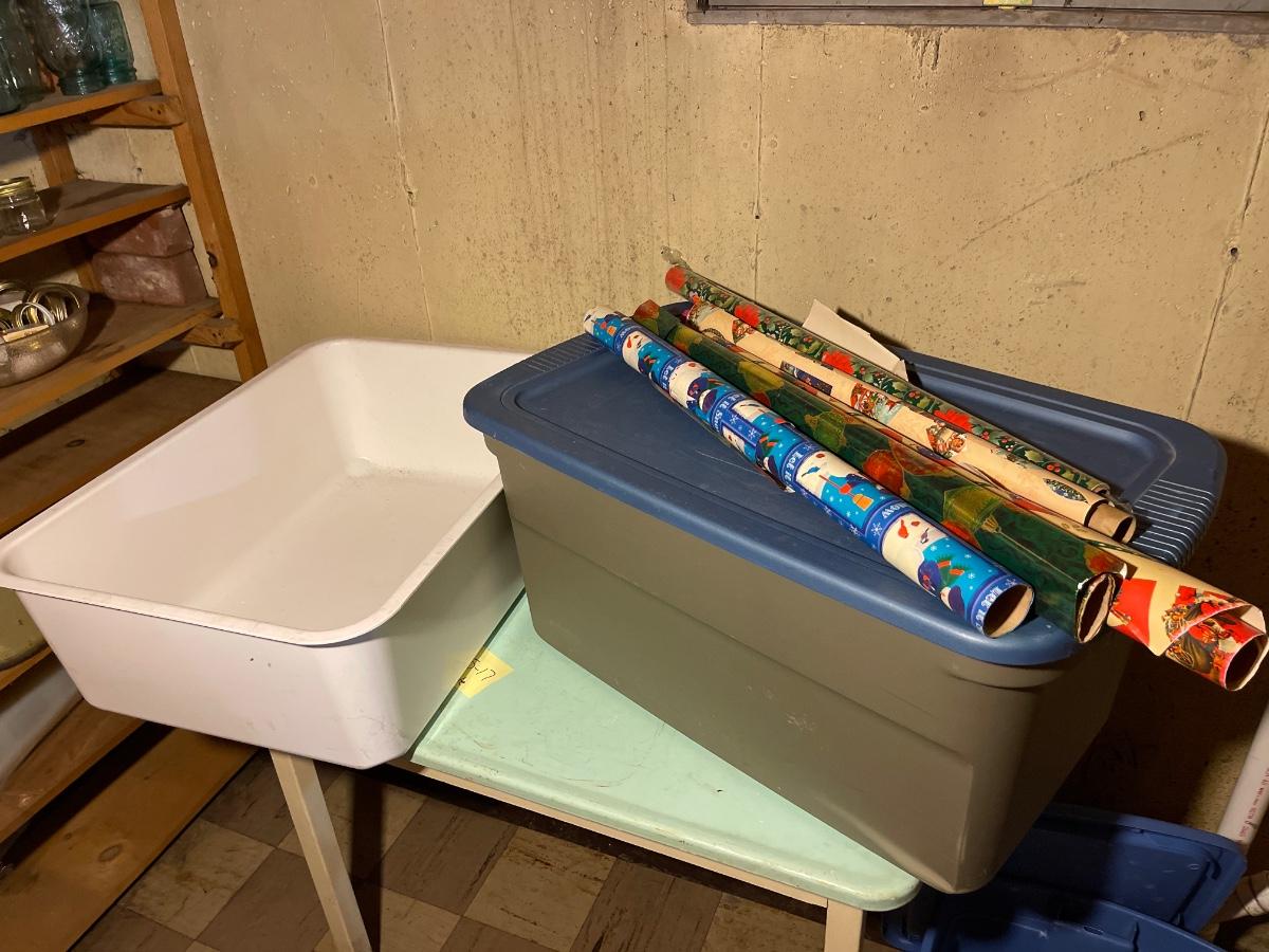 A10-Tote with lid, large plastic tub/container, wrapping paper ...