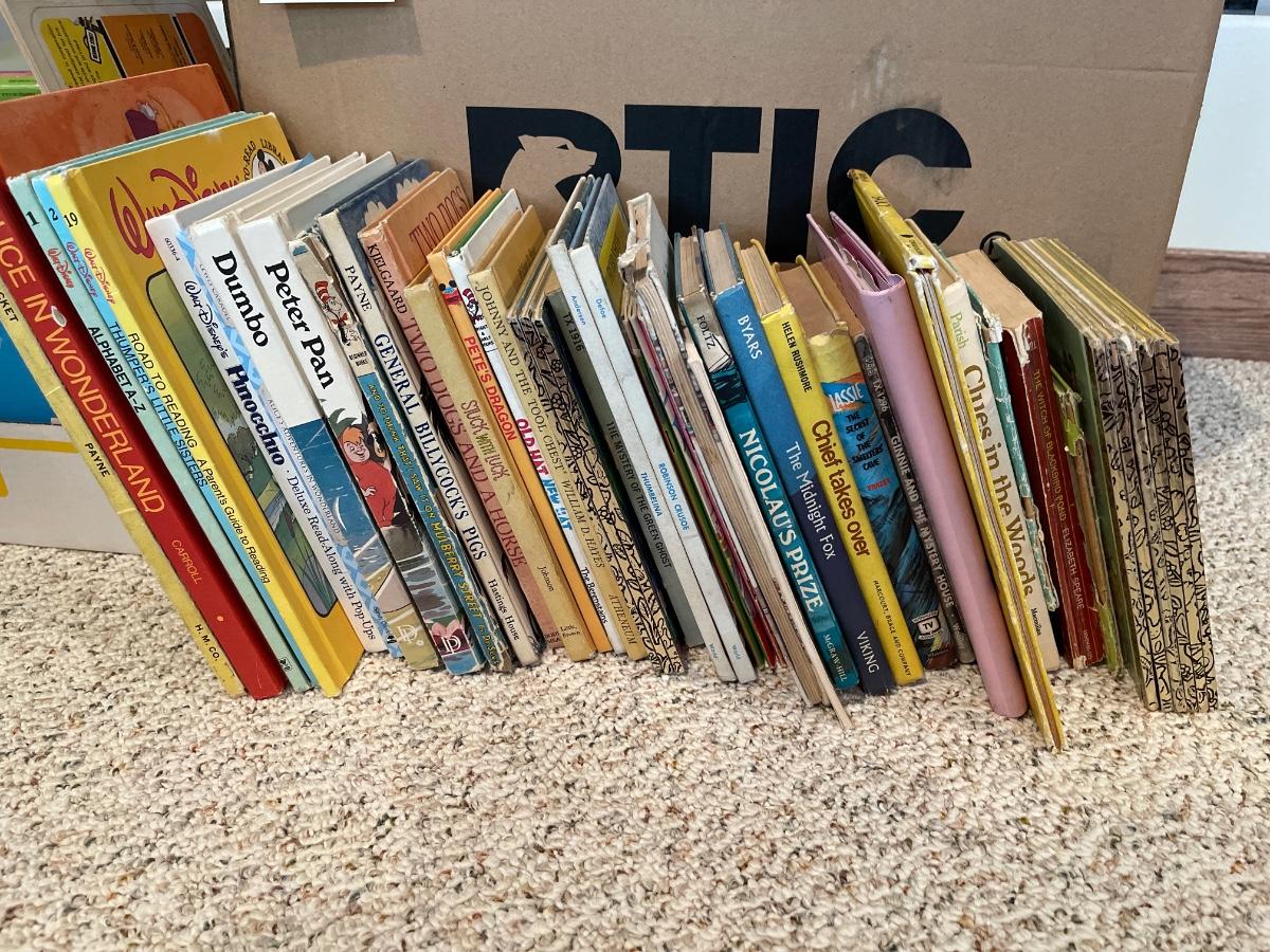 B26-Miscellaneous children’s books | EstateSales.org