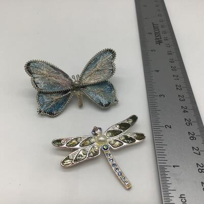 Lot of 2 brooches | EstateSales.org