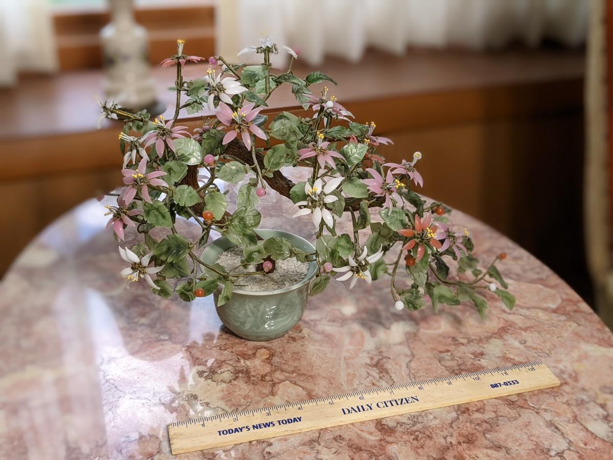 Large vintage chinese flower agate tree | EstateSales.org