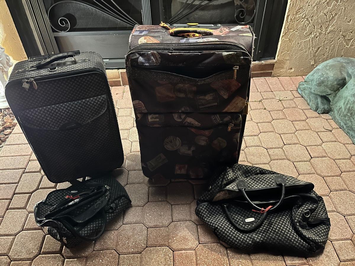 4 pc set of luggage | EstateSales.org