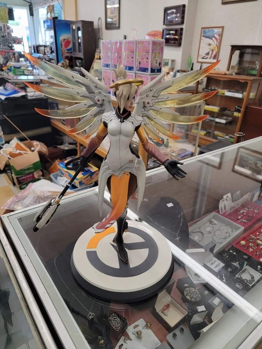 Overwatch statue | EstateSales.org