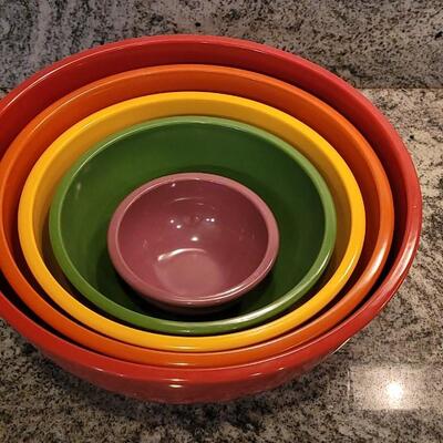 Lot 34: Colorful Mixing Bowl Set | EstateSales.org