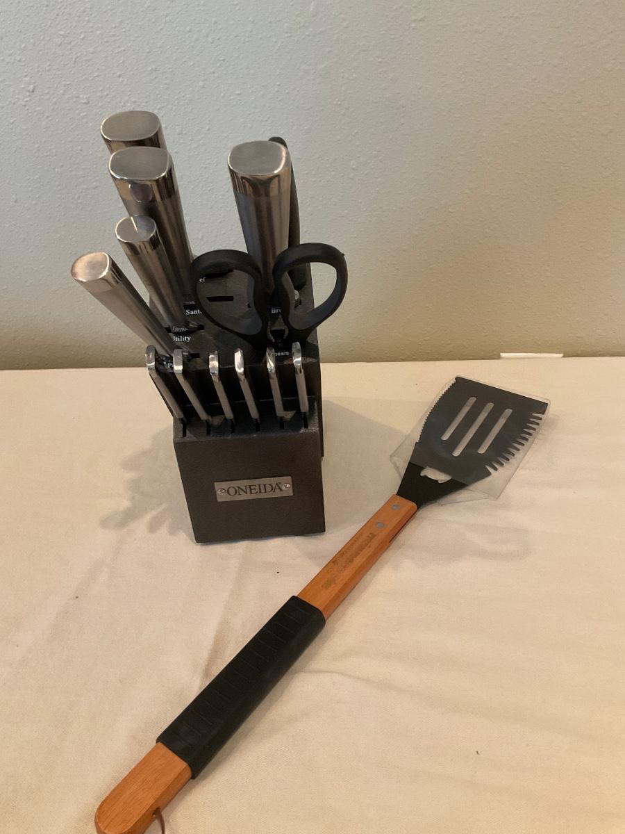Oneida Knife set and spatula | EstateSales.org
