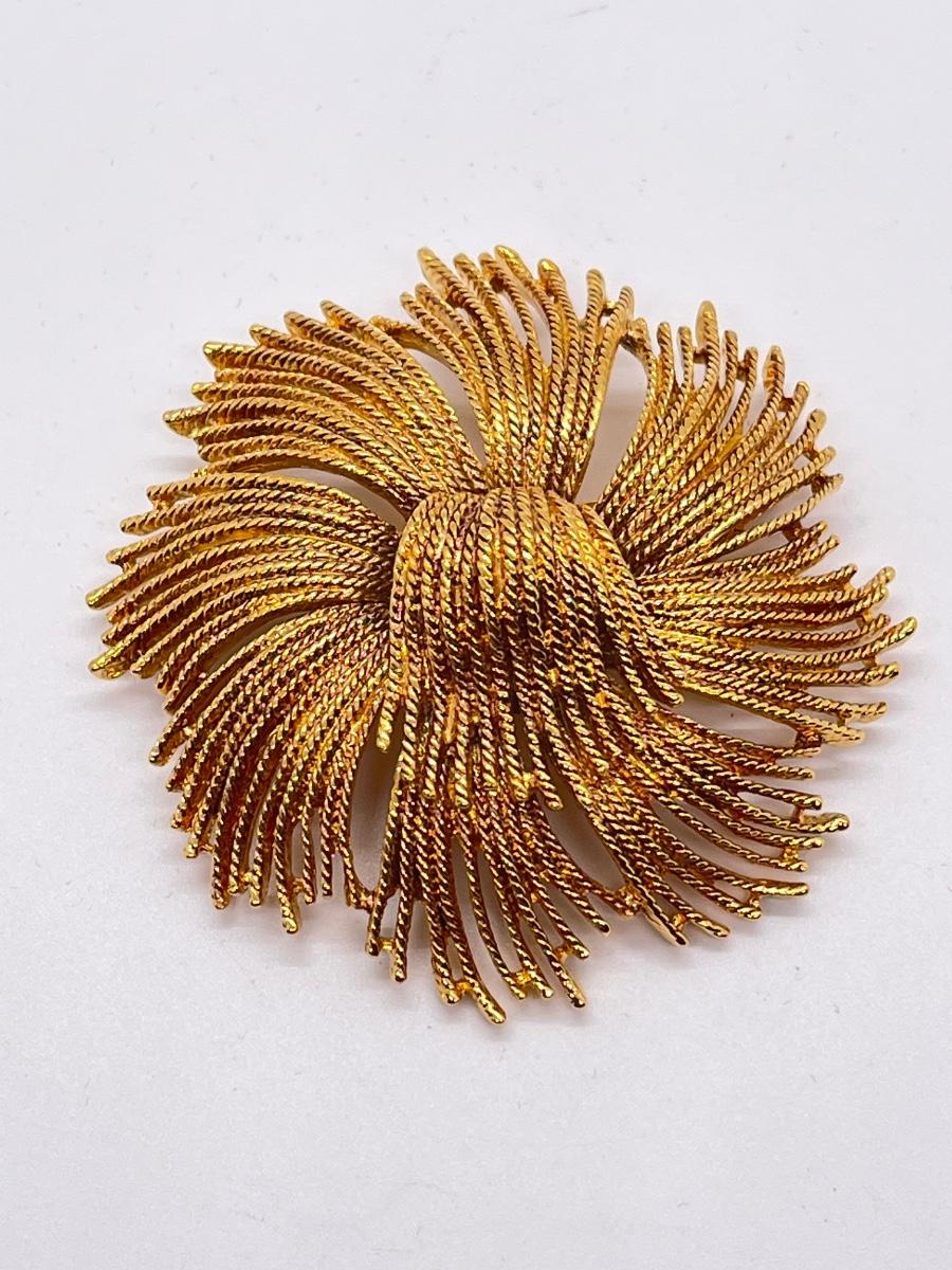 LOT 80: Sophisticated Swirl Rope Pin | EstateSales.org