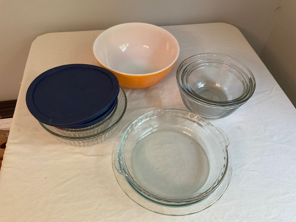 Pyrex bowls/pie plates | EstateSales.org