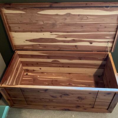 Murphy cedar chest | EstateSales.org