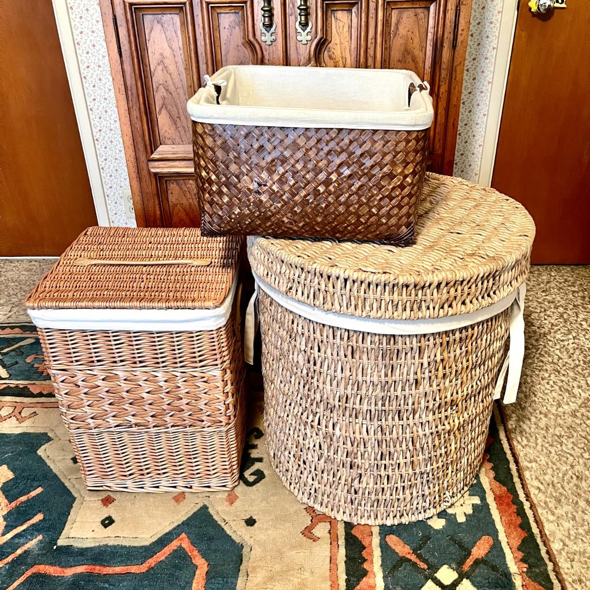 LOT 83 GROUP OF BASKET HAMPERS & STORAGE BASKETS CLOTH LINERS ...