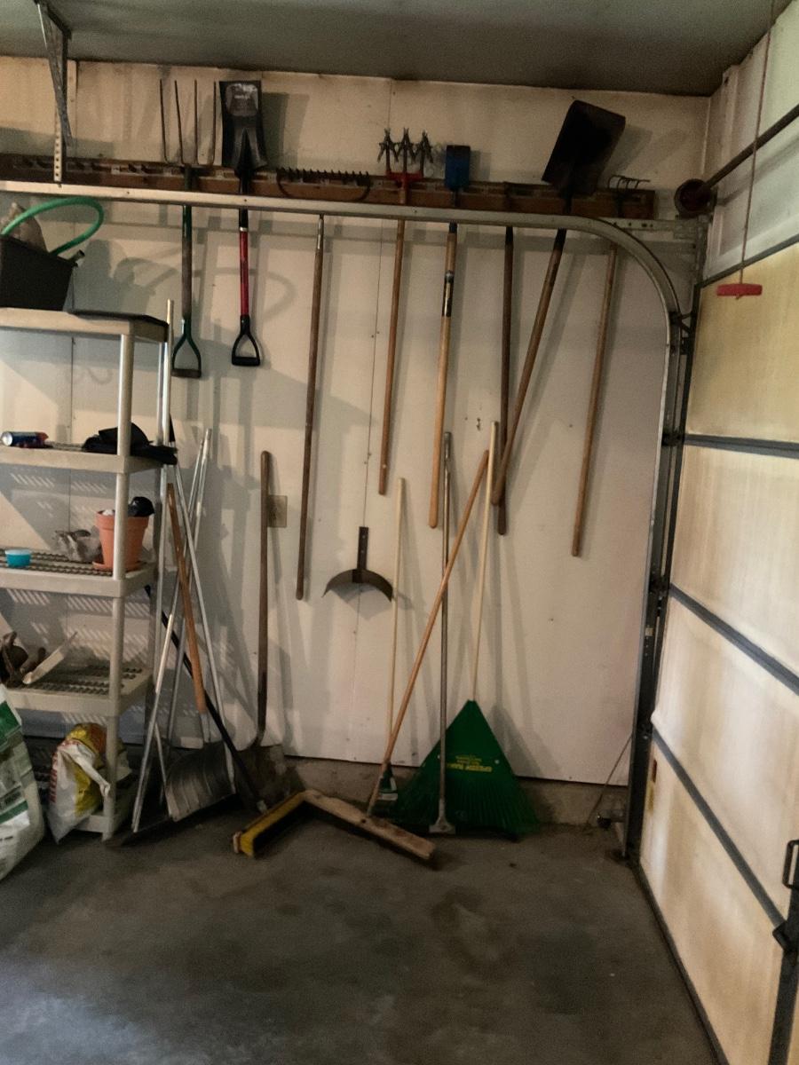 Misc outdoor lawn tools | EstateSales.org