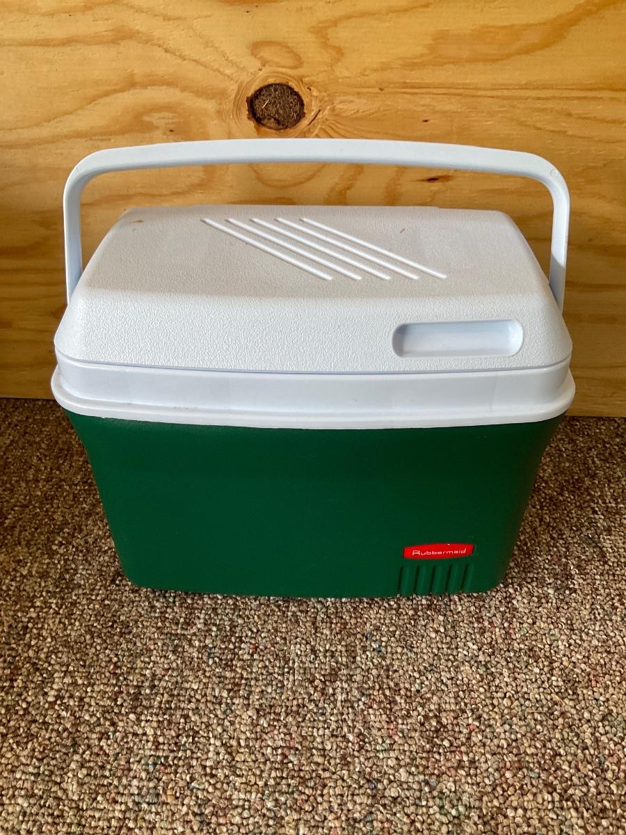 Small rubbermaid cooler | EstateSales.org