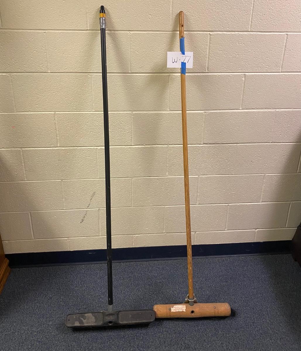 Push Broom Lot | EstateSales.org