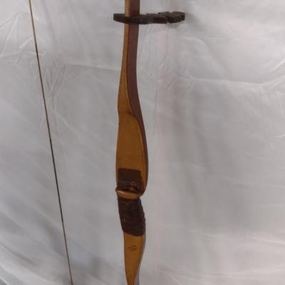 Shakespeare Recurve Wonderbow Model 400 RH 50# 64" | EstateSales.org