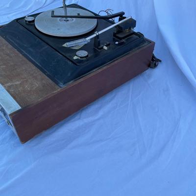 LOT 70 ZENITH SOLID STATE TURNTABLE/PHONOGRAPH | EstateSales.org