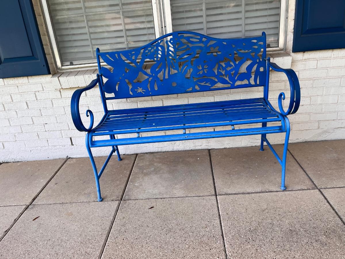 Blue bench | EstateSales.org