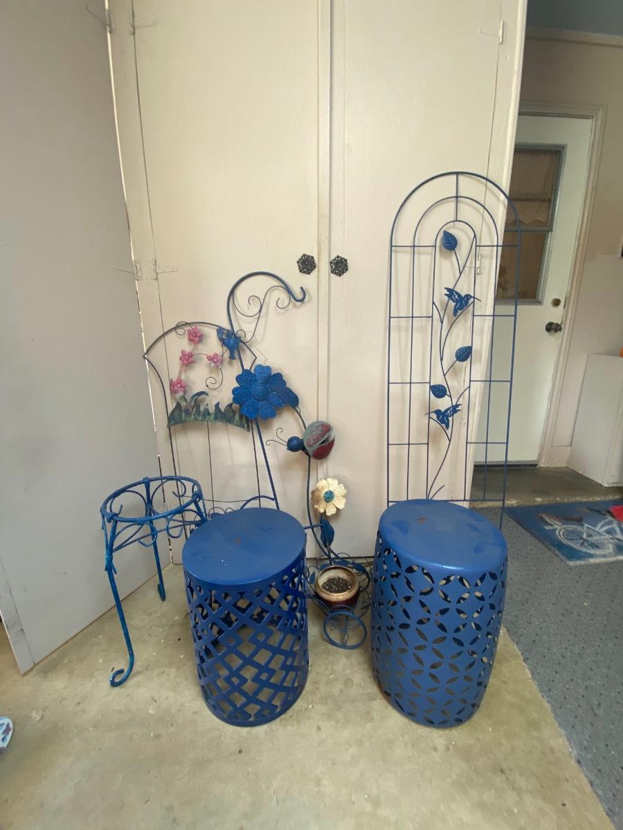 Blue yard décor | EstateSales.org
