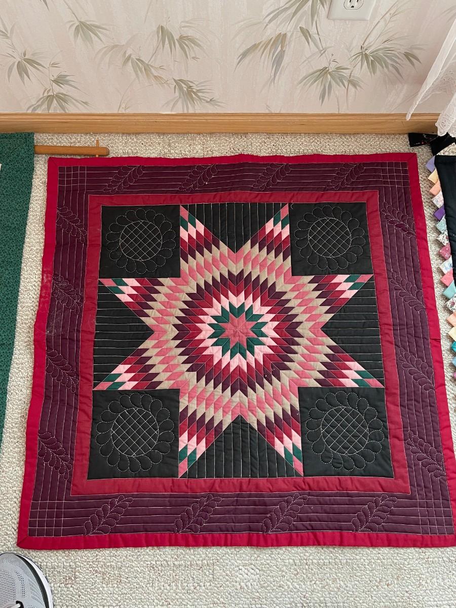8 pt Star quilt wall hanger - very detailed | EstateSales.org