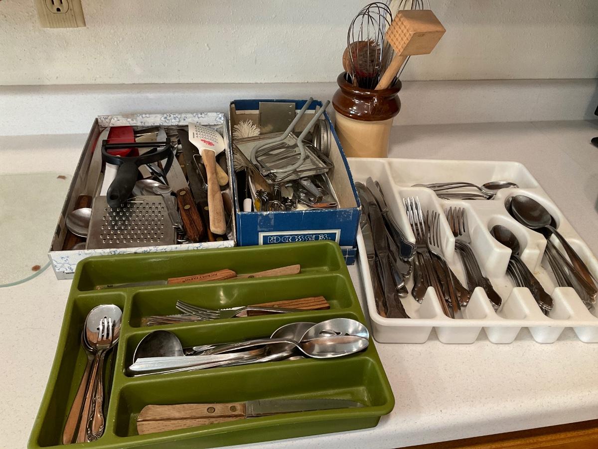 Kitchen utensils | EstateSales.org