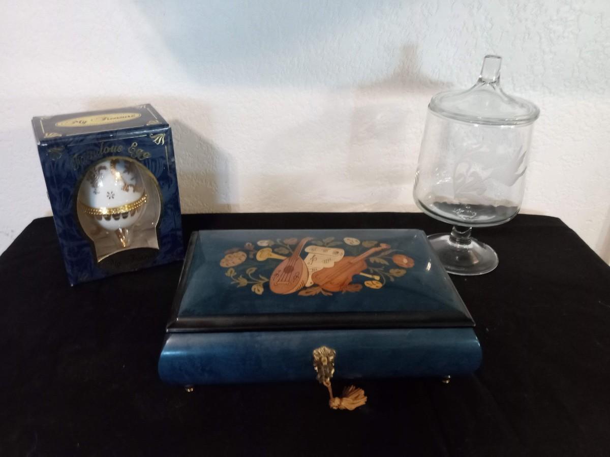 LOT 416 MUSIC BOX MADE IN ITALY, EGG TRINKET BOX AND ETCHED CANDY DISH ...