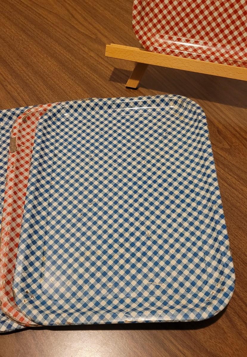 Lot 40: Vintage Metal Red & White and Blue & White Check Trays ...