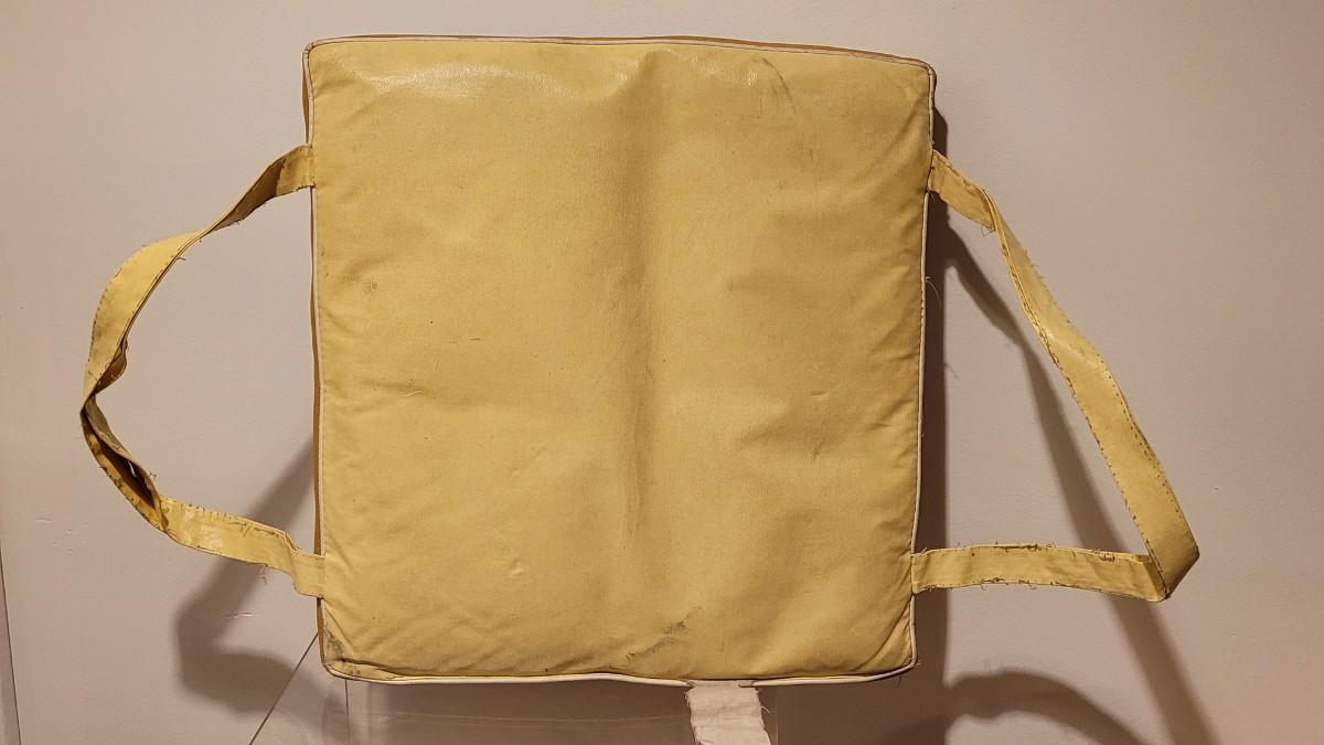 Lot 72: Vintage Sea King Compass Boat Cushion Life Vest Floatation ...