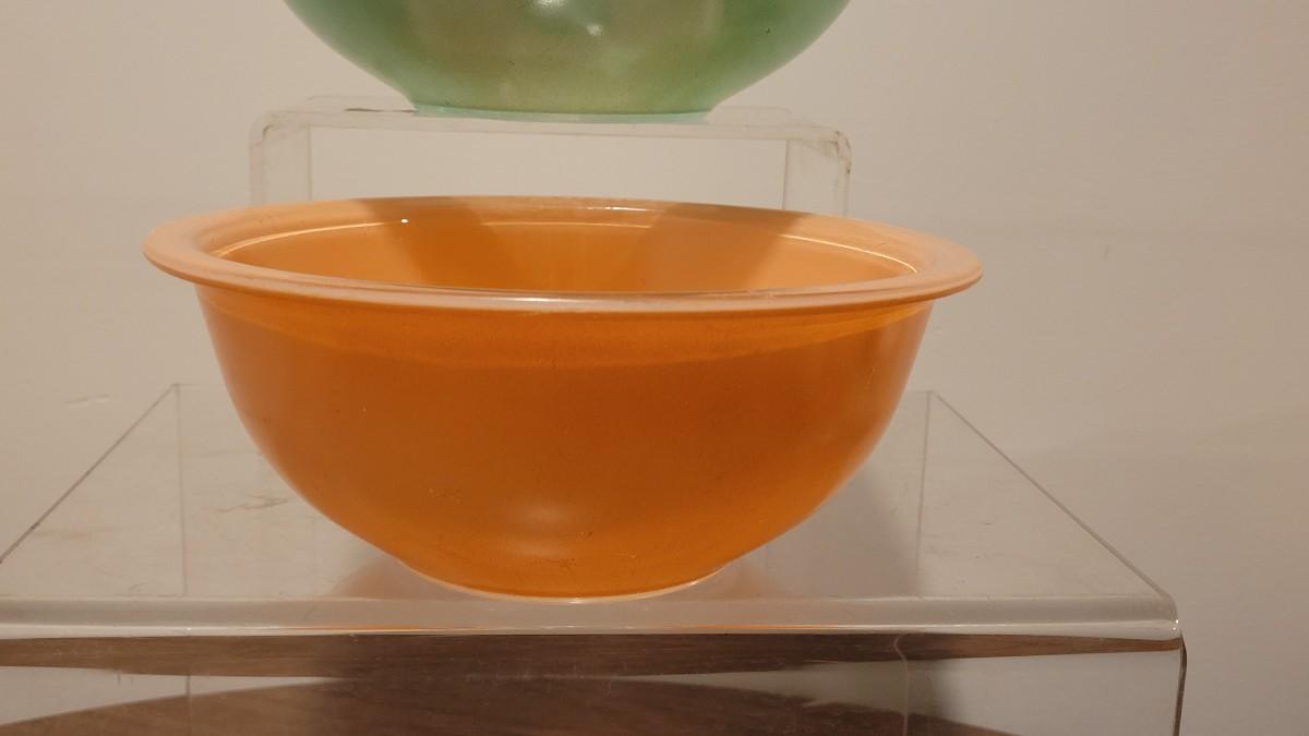 Lot 198: Vintage Pink & Green Pyrex Nesting Bowls | EstateSales.org