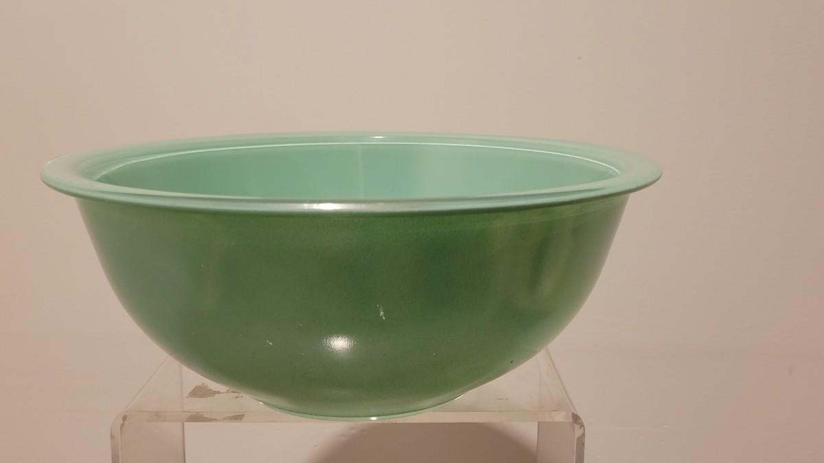 Lot 198: Vintage Pink & Green Pyrex Nesting Bowls | EstateSales.org