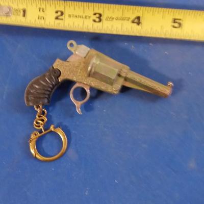 LOT 25 SEVEN DIFFERENT CAP FIRING KEY CHAIN GUNS | EstateSales.org