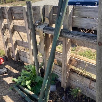 LOT 445 GOOD OLD CLOTHES LINE T-POSTS | EstateSales.org