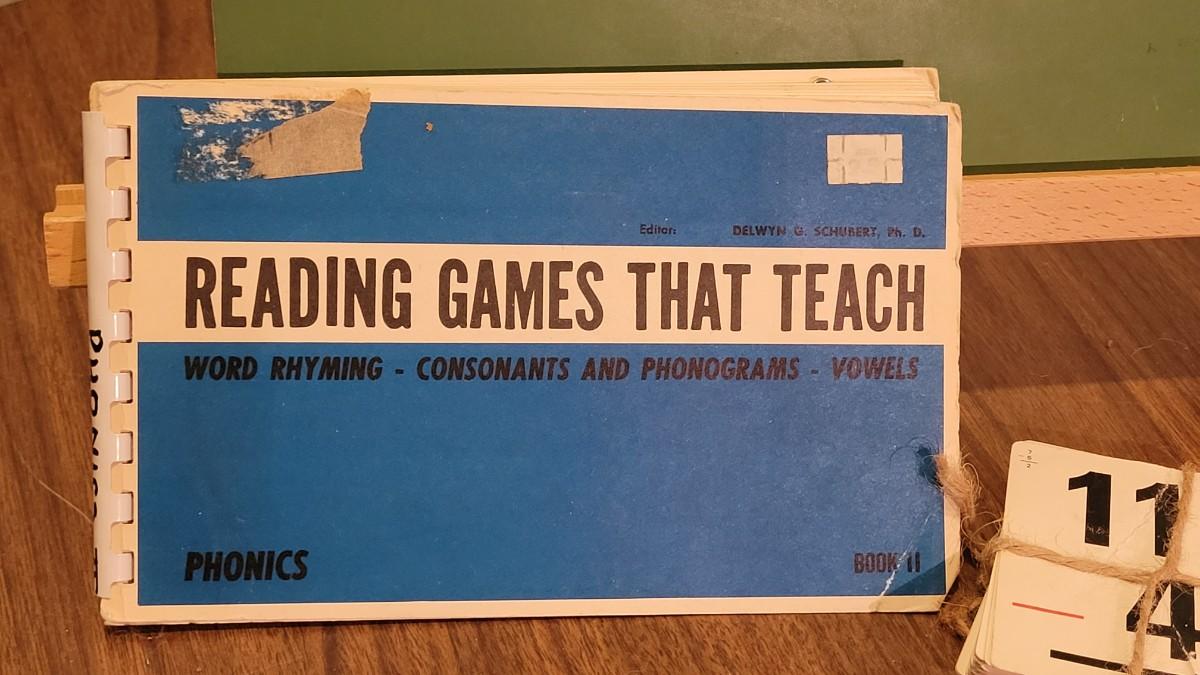Lot 117: Vintage Personal Chalkboard, Reading Games Book & Flash Cards ...