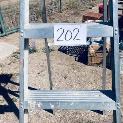 LOT 202 6' ALUMINUM LADDER | EstateSales.org
