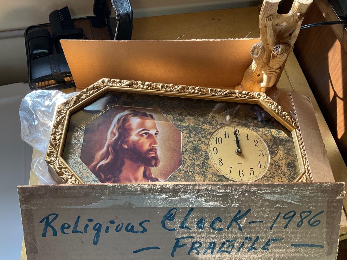 Religious clock, wood crucifix | EstateSales.org