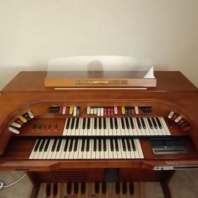 PARAMOUNT DELUXE ORGAN WITH BENCH | EstateSales.org