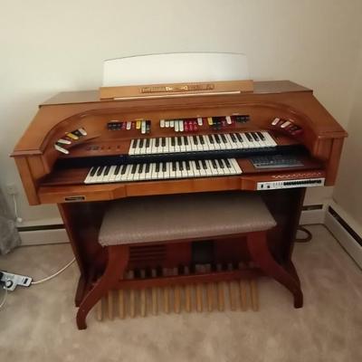 PARAMOUNT DELUXE ORGAN WITH BENCH | EstateSales.org