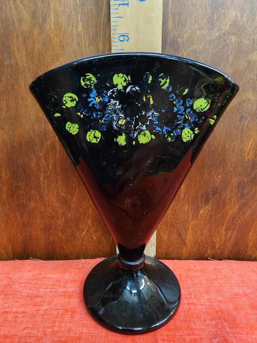 Black Fan Vase | EstateSales.org