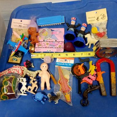 LOT 160 LOT OF MISCELLANEOUS SMALL TOYS | EstateSales.org