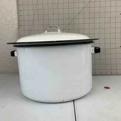 #103 White Vintage Cooking Pot | EstateSales.org