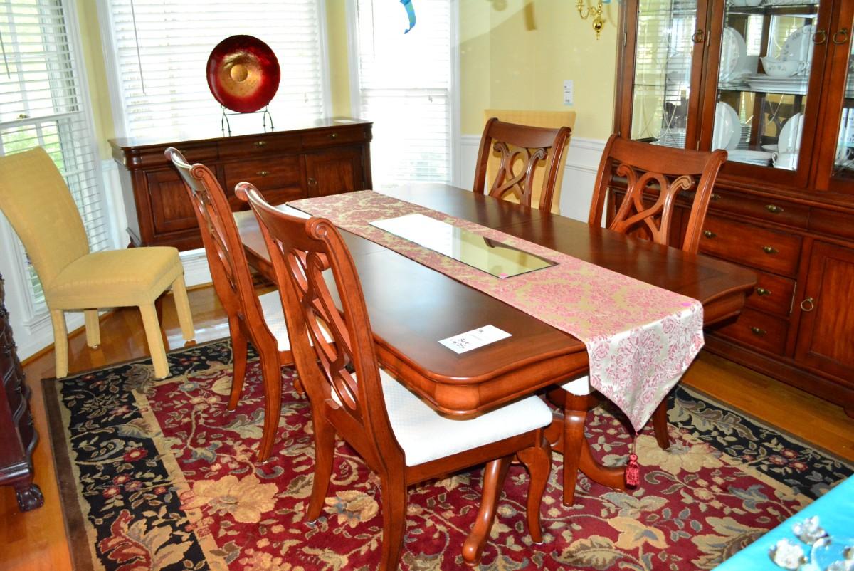Dining Room Table & 4 Chairs | EstateSales.org Dining Room Table & 4 Chairs | EstateSales.org