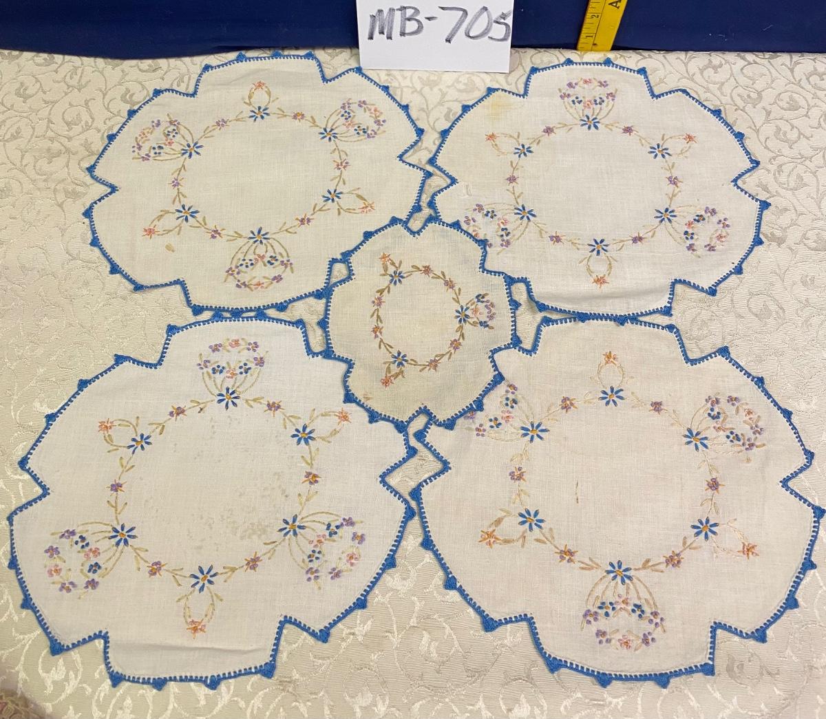 Pretty Set | EstateSales.org