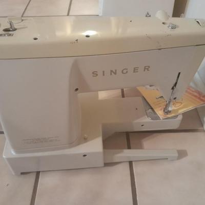 CLEAN SINGER STYLIST SEWING MACHINE 534 | EstateSales.org
