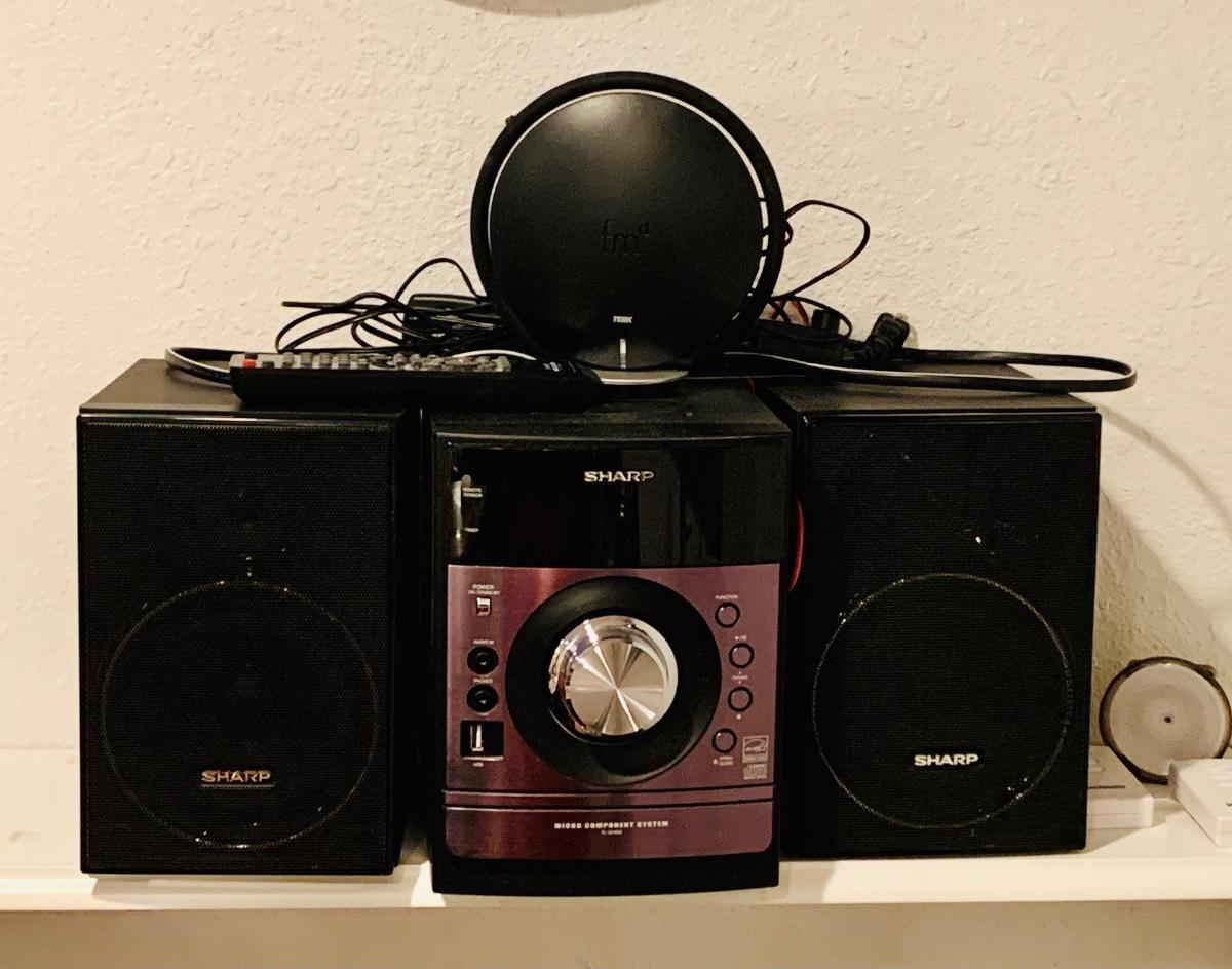 LOT 94: Sharp Micro Component System Model XL-DH259P & Terk Antenna ...