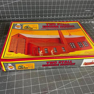 Two Stall Engine House HO Kit 15802 | EstateSales.org