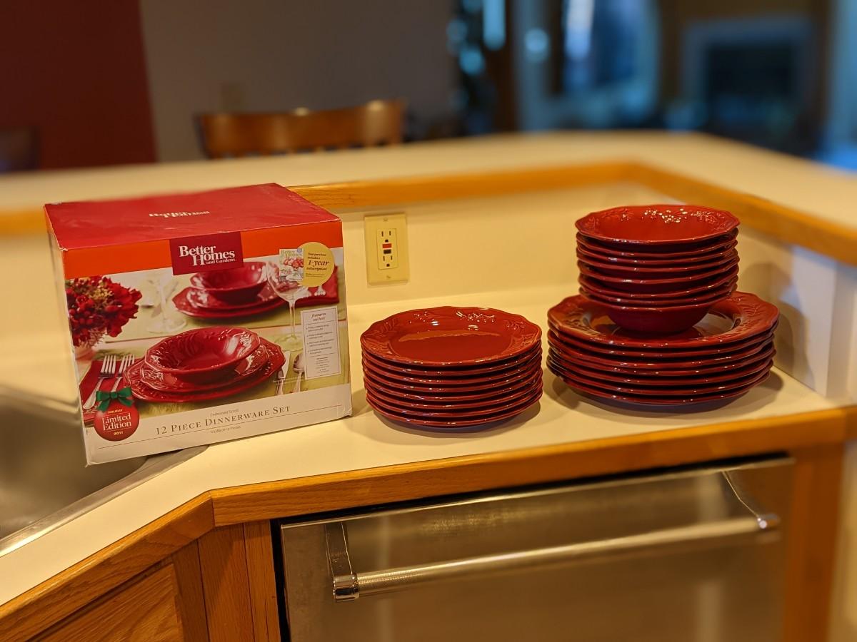 NIB and Used Dinnerware | EstateSales.org